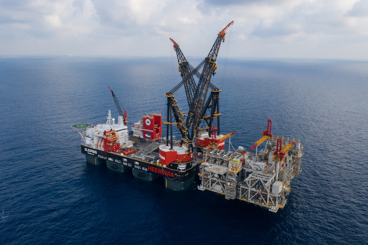 Two main topsides lifted onto Leviathan platform | Oil & Gas Journal